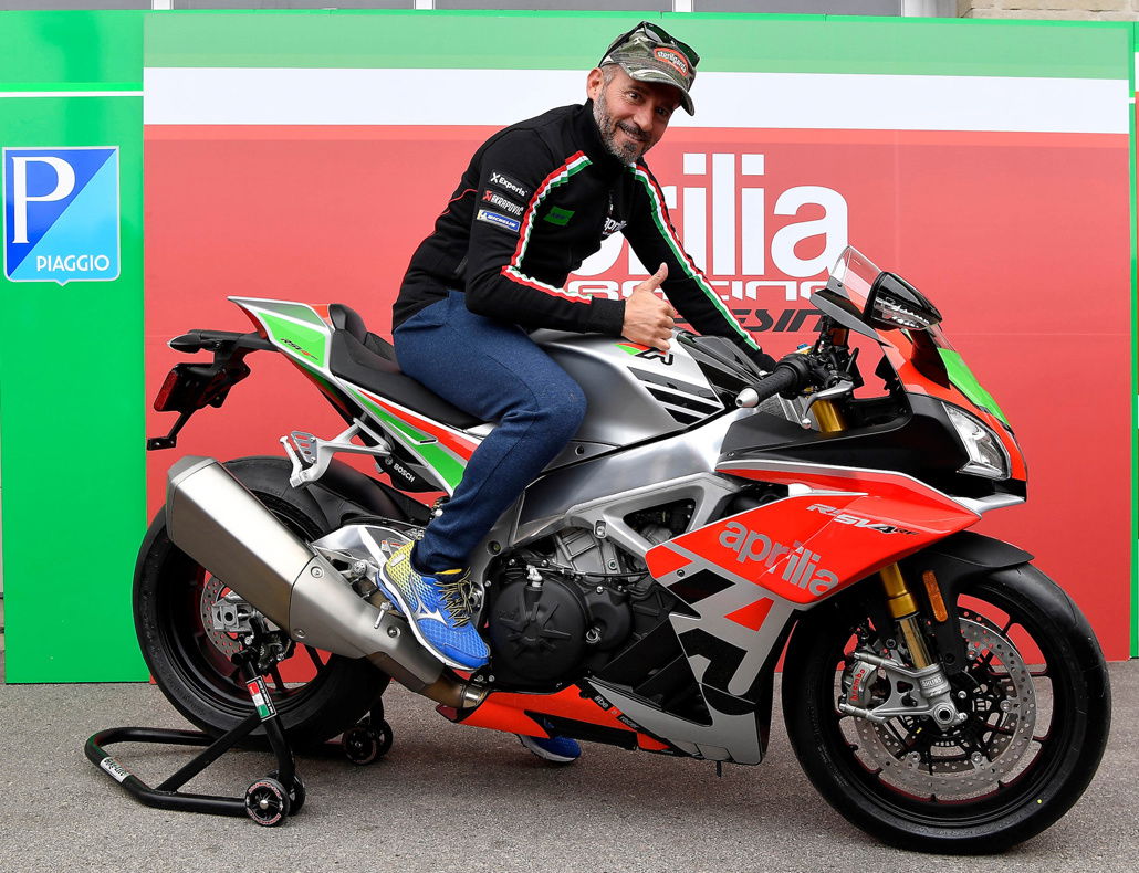 Erstes Straßenzugelassene Motorrad mit Winglets – Aprilia RSV4 RF ...