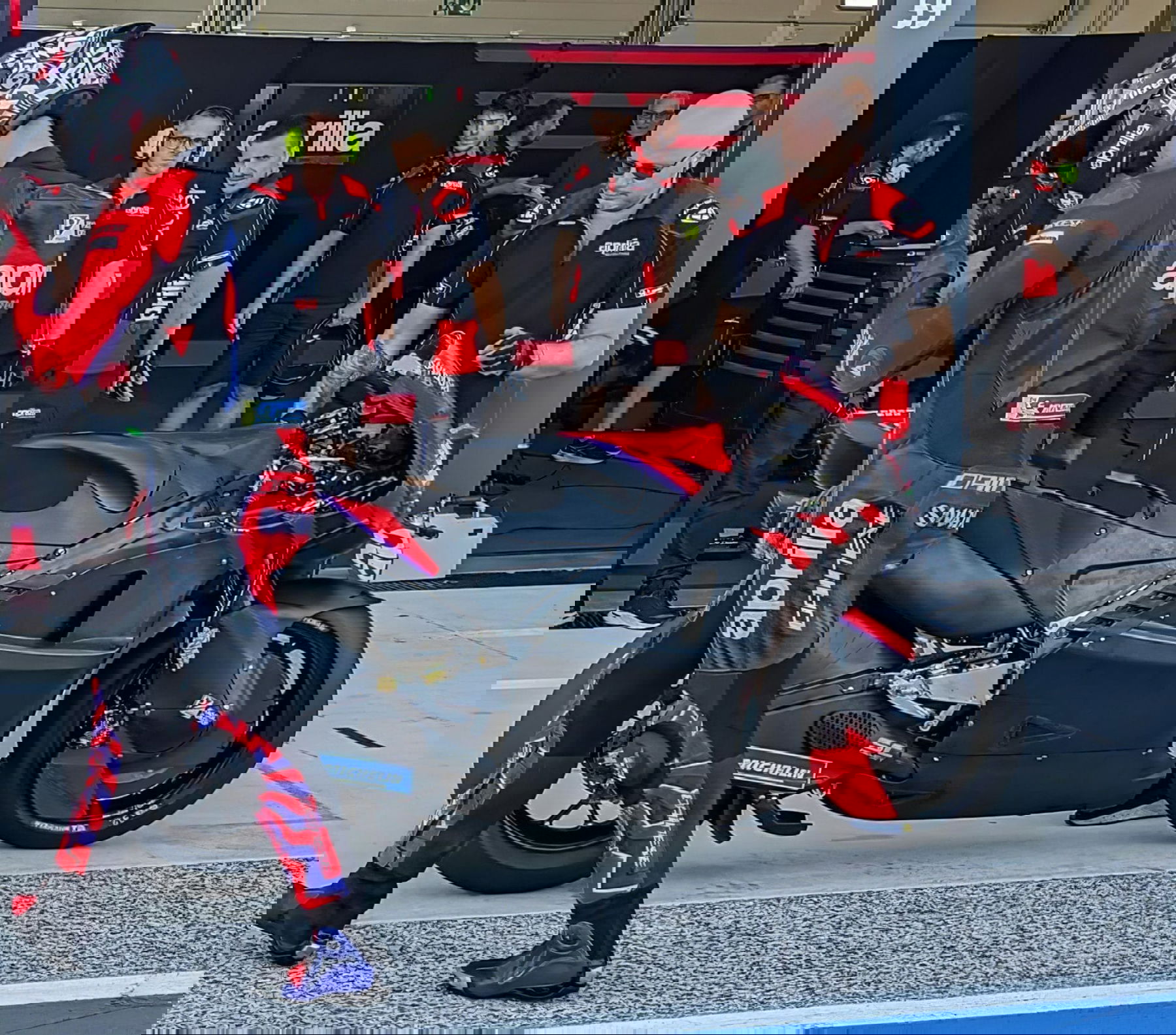 Aprilia experiments with carbon frame for their MotoGP machine ...