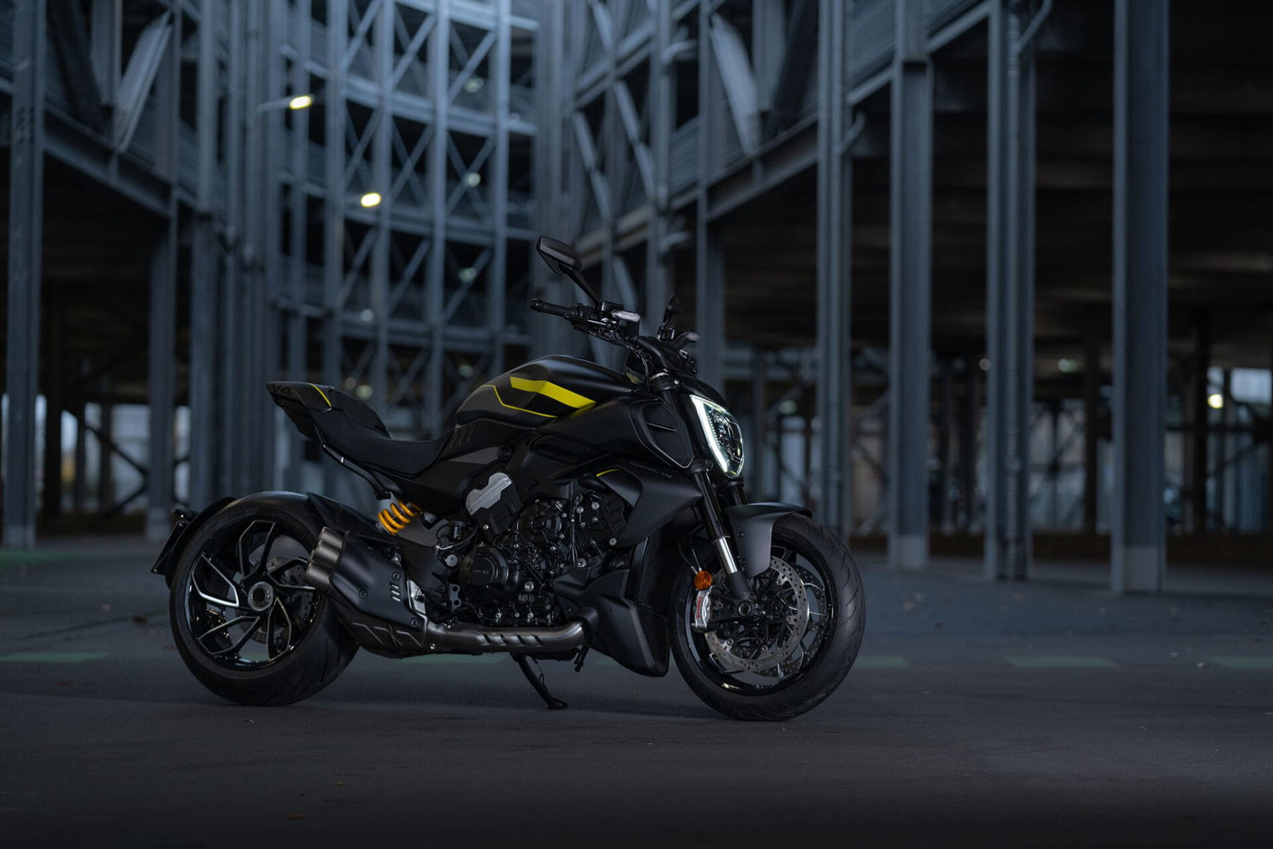 Diavel V4 model year 2025: New “Black Roadster” design for the muscle ...