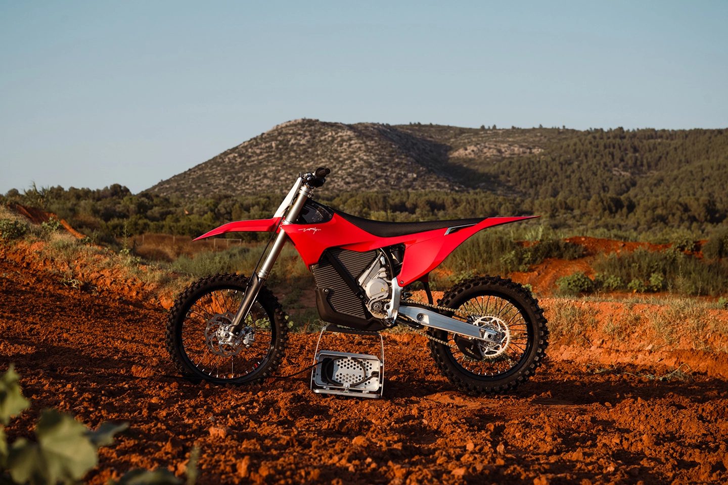 Stark Varg SM 2025 – Electric supermoto with 80 hp and record power-to ...